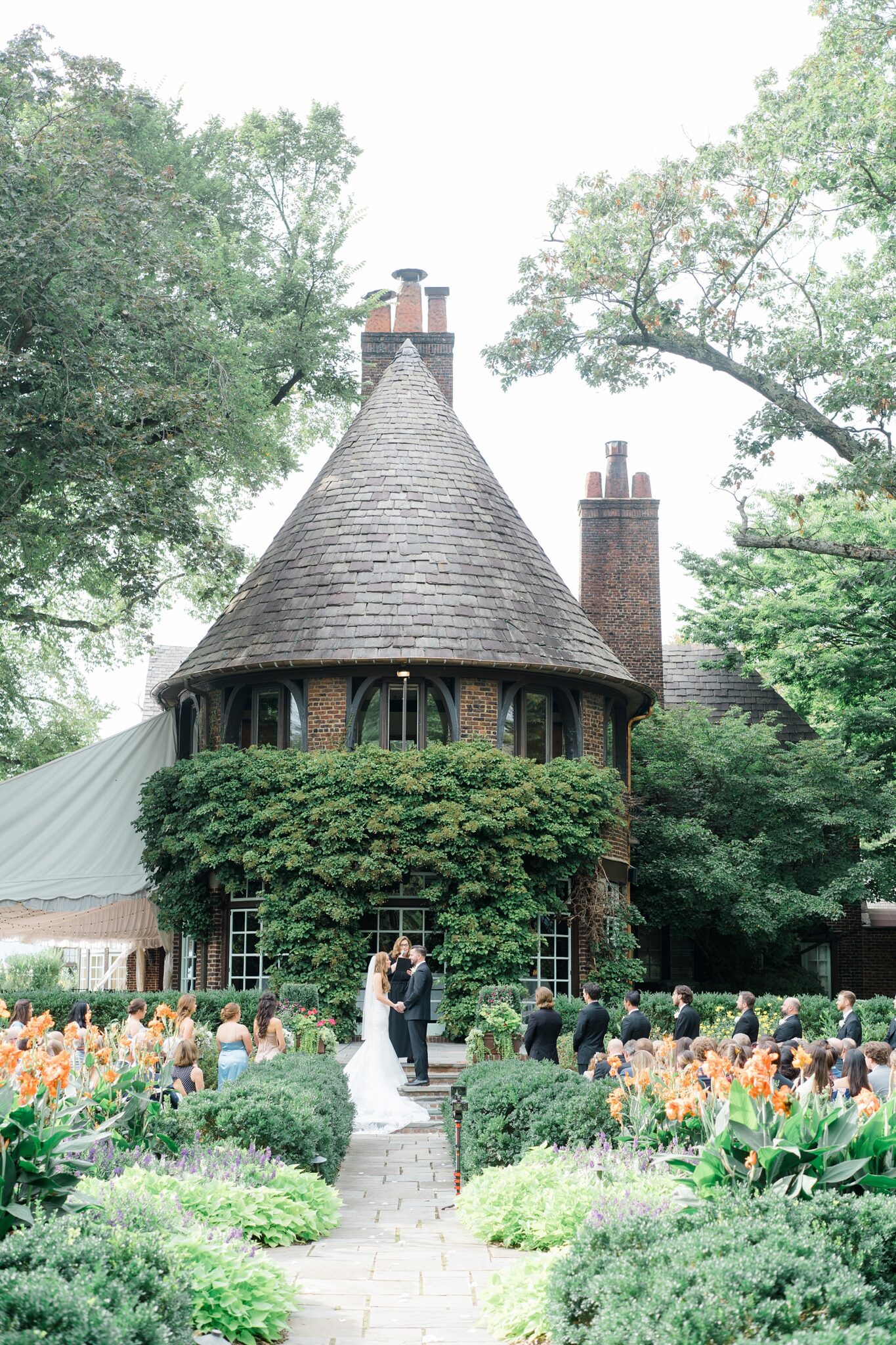 5 Tips for a Picture Perfect First Kiss and Ceremony Exit